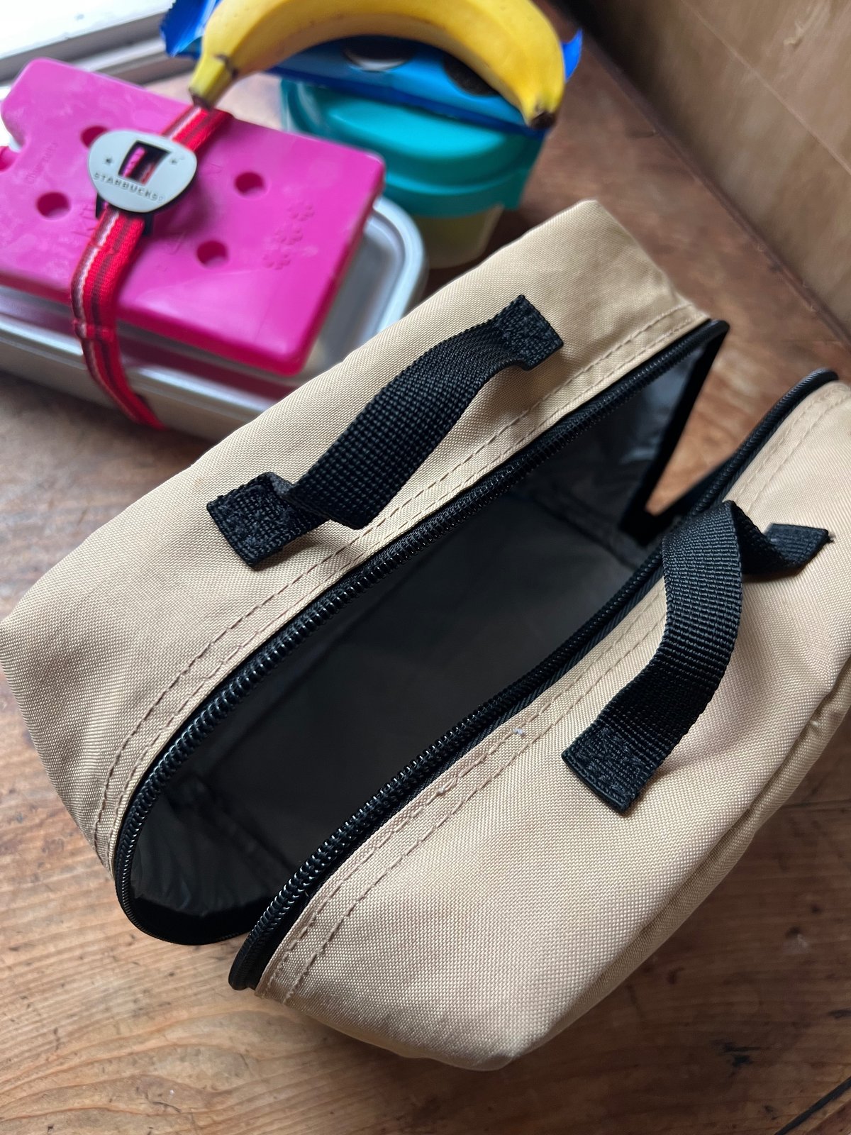 カーディガンと弁当包み｜弁当家・弁当コンサルタント野上優佳子(Yukako Nogami)