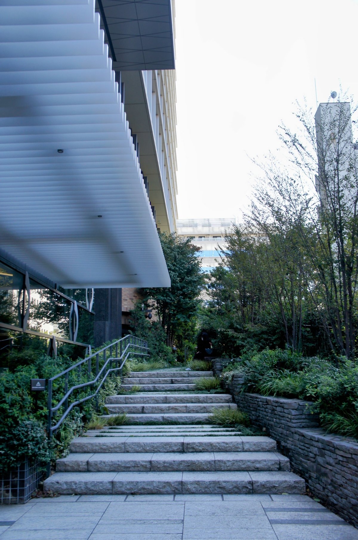 眺めるだけではない、過ごす庭園。神田スクエアの庭。｜niwa_emon