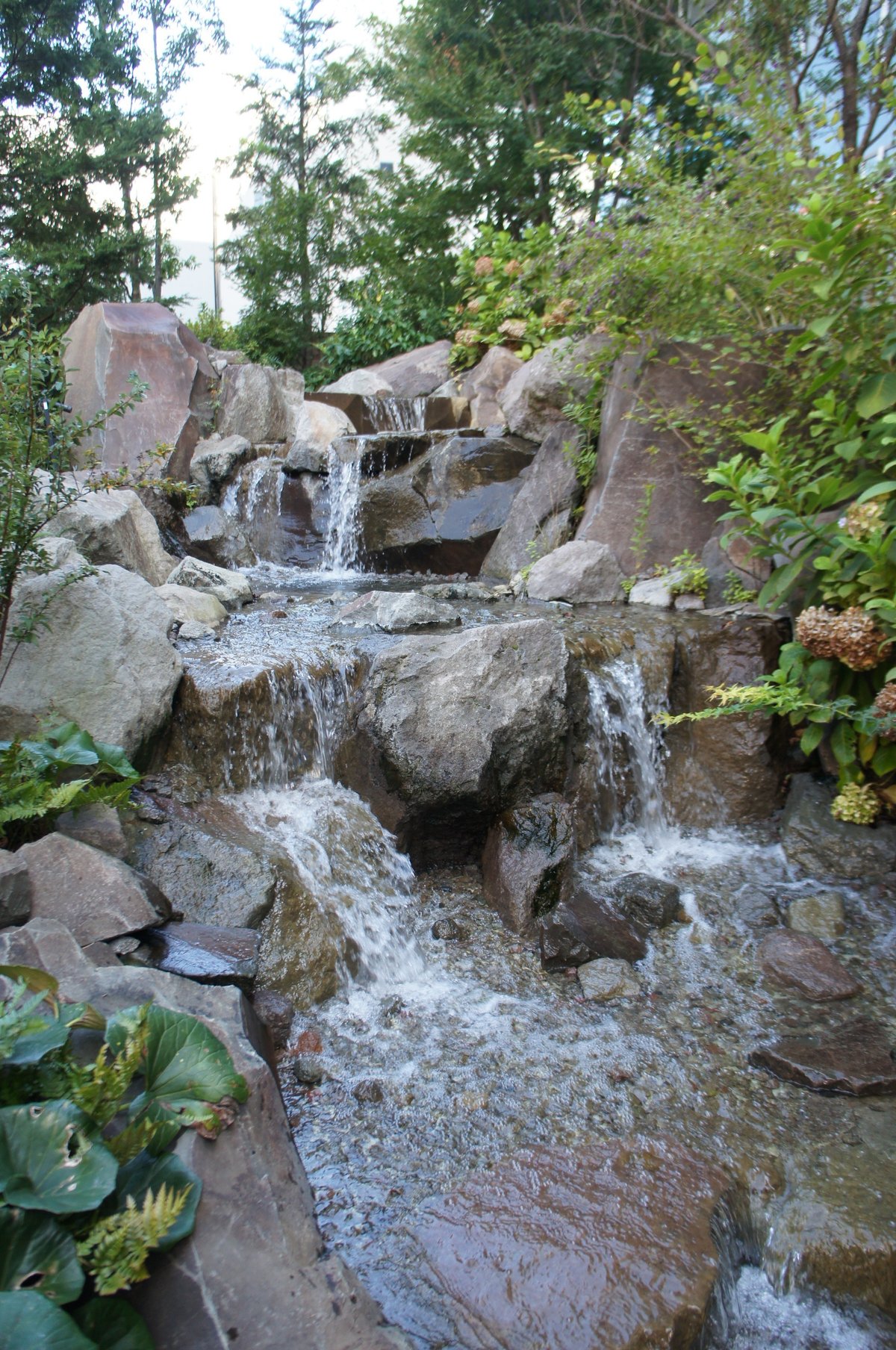 眺めるだけではない、過ごす庭園。神田スクエアの庭。｜niwa_emon