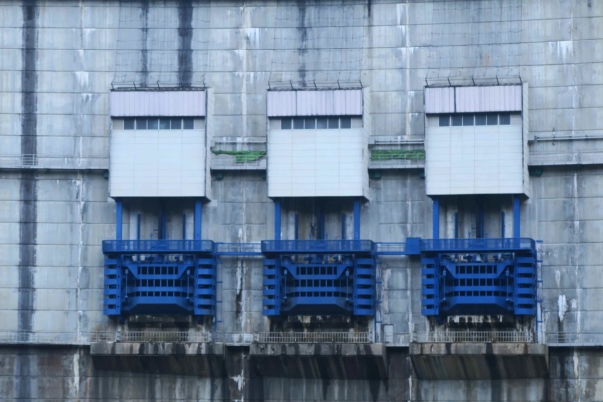 矢作ダム【愛知県豊田市A】｜堤高100m山の静けさを抱く巨大な水の要塞｜まるがりくん