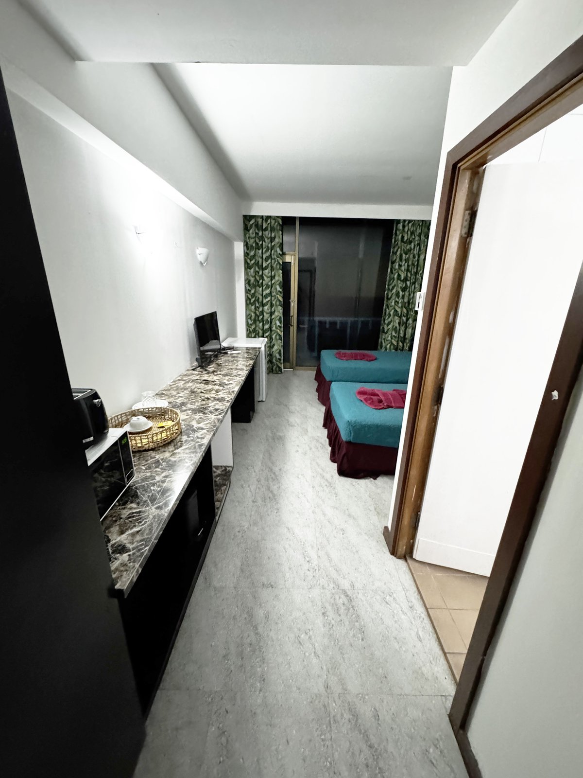 ナウル共和国のホテル「MENEN HOTEL」(メネンホテル)に泊まった件｜クドウ秘境メシ