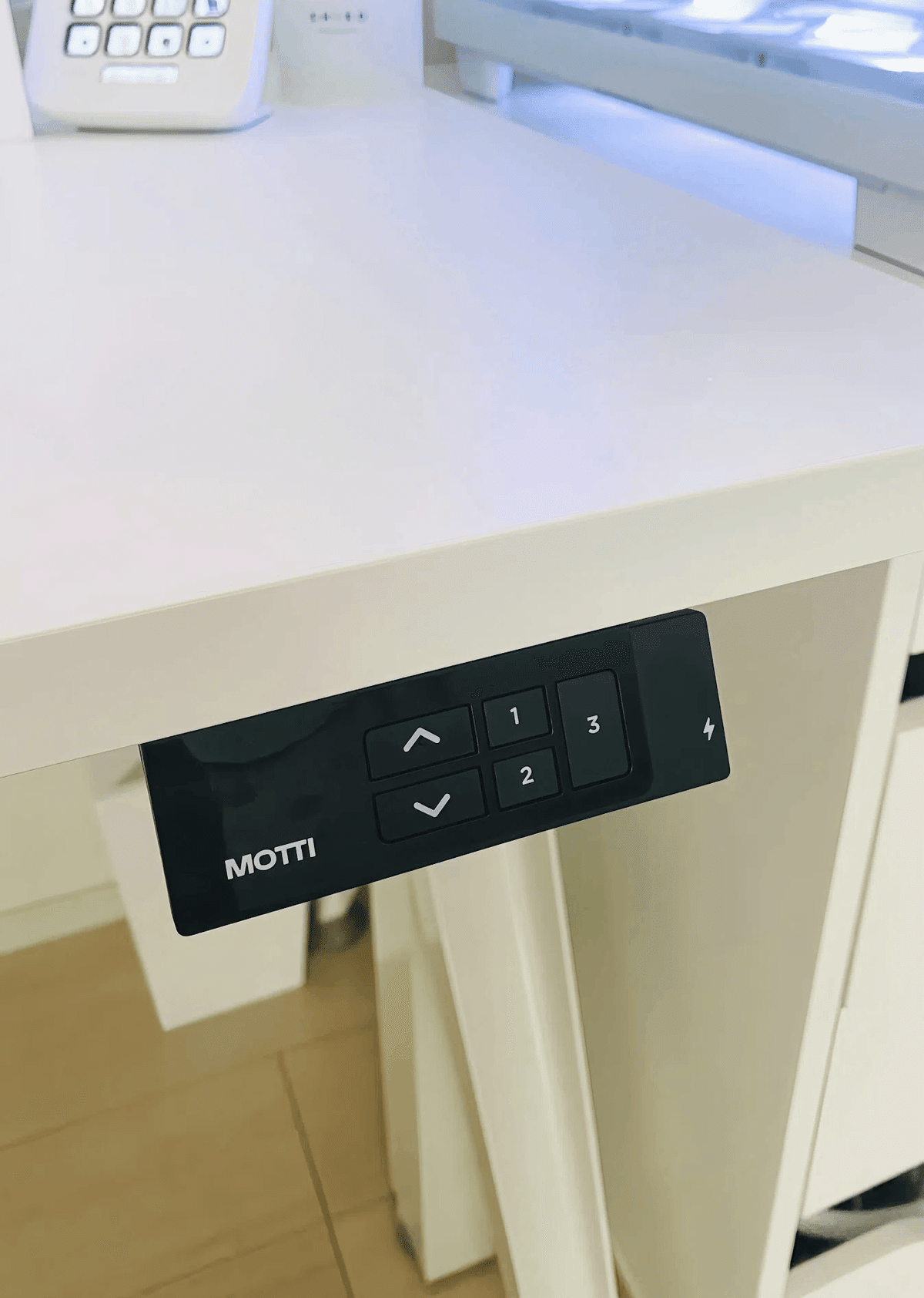 MOTTI『Kiin』レビュー｜在宅ワークに最適な電動昇降デスク｜おしゃれ×静音×高機能な白デスクの最適解｜はぴぃ🐋