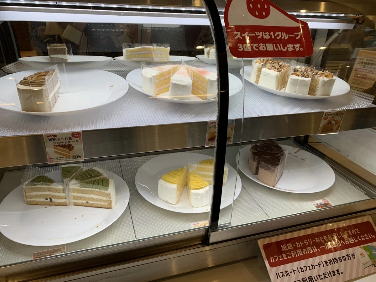 Relaxing with free cake and coffee at Kei Cafe｜猫カレーฅ^•ω•^ฅ＠ 福岡