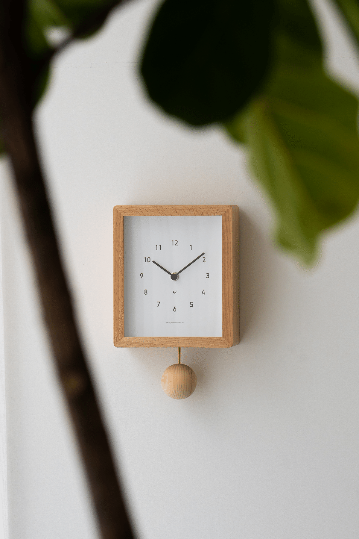 「私、この部屋が好きだな。」揺れるヒノキ玉が優しい空間を作り出す。｜INTERZERO