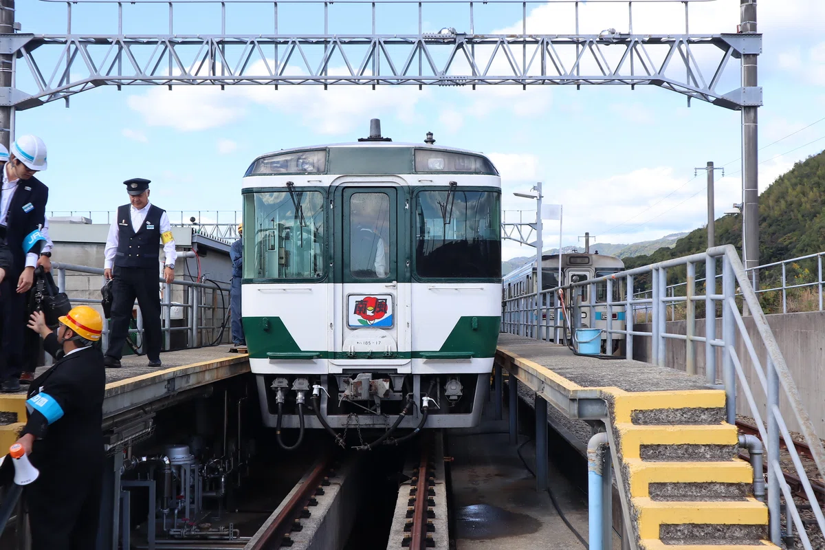 クラブツーリズム鉄道部ツアー JR四国キハ185系国鉄色編成リバイバル南風で高知から高松への鉄分濃厚旅｜ryokichi