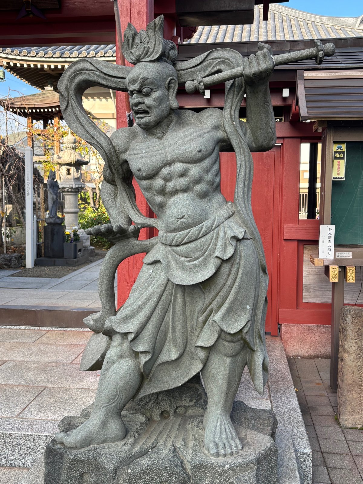 足立区舎人、西門寺では野良猫さんがくつろいでいた。｜yumiパンダ