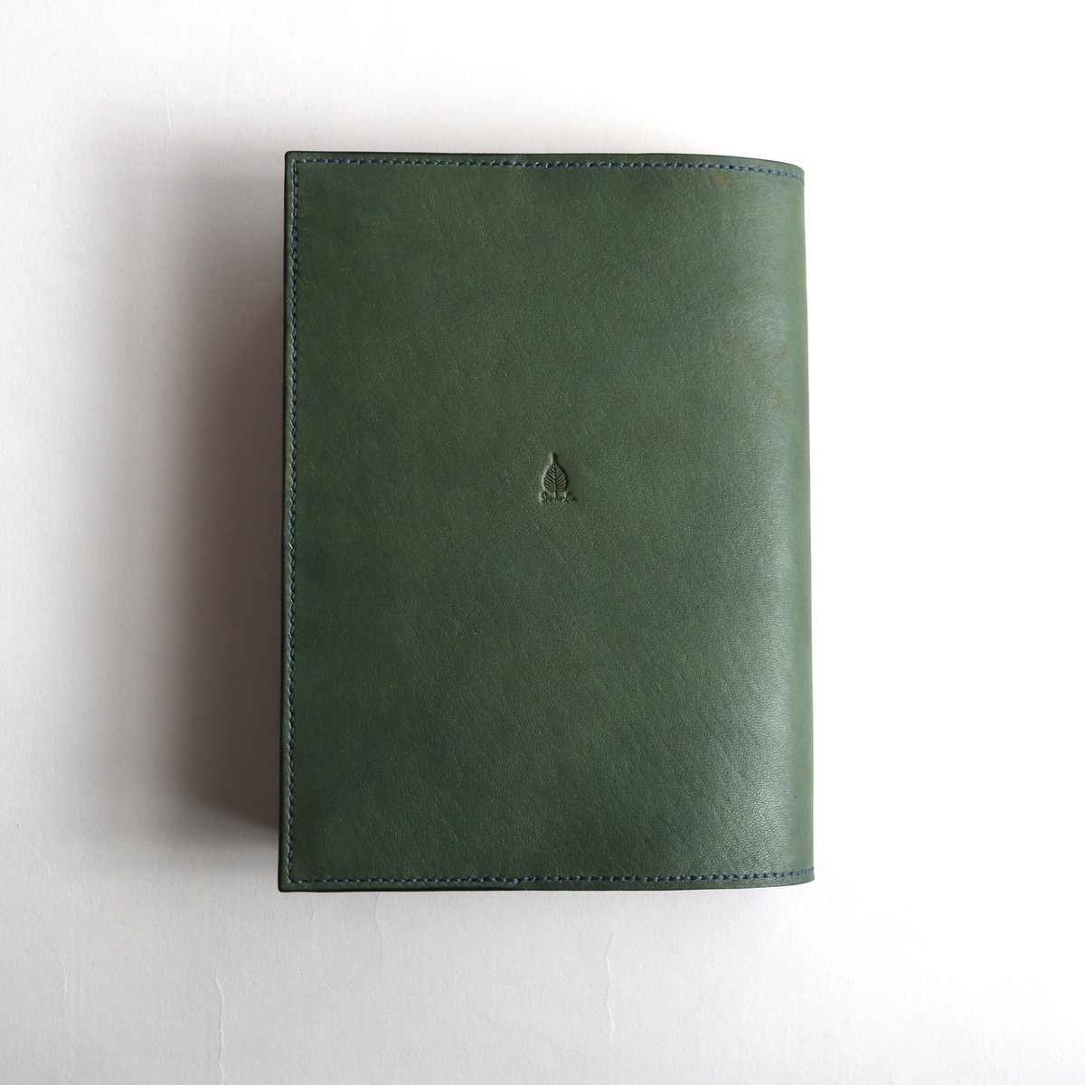 藍×ウコン染のブックカバー｜草木染レザーSou-no-Iro