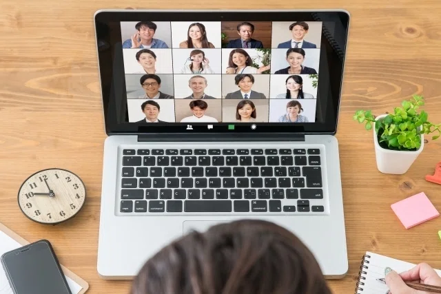 SNS運用の応募で遭遇した「まさかの案件」😱面接に行ったら30人の集団セミナーが始まった｜藤原ひろこ | Webライター・オンライン事務