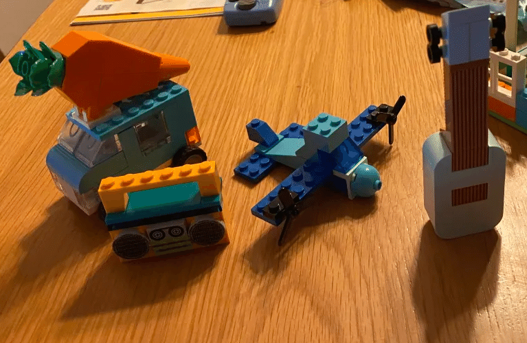 レゴのパーツ探しをする父上｜---