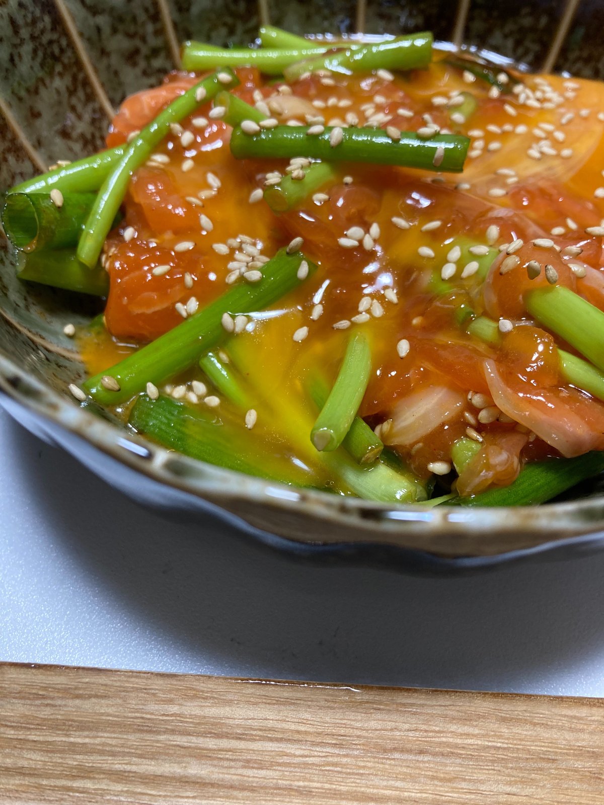 「夫婦晩酌で学ぶ“パートナーの取扱説明書”｜ママやんフガフガ事件と絶品サーモンユッケ」｜ヘベレケ親父