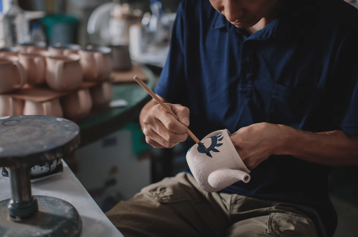 No.34 歴史が紡ぐ「ゆらぎ」の美学。美濃焼・山功高木製陶「itoma」が提案する、時間を味わううつわの話｜大日本市 by 中川政七商店