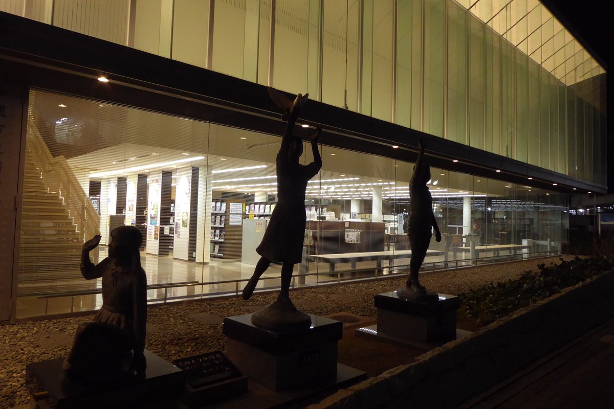 写真日記「今年最後の金曜日に借りた本」｜ともた