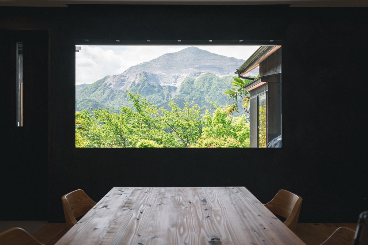 そこにしか存在しない景色に“没入できる”DANDANの超借景窓｜埼玉・秩父のサウナ付一棟貸し宿DANDAN