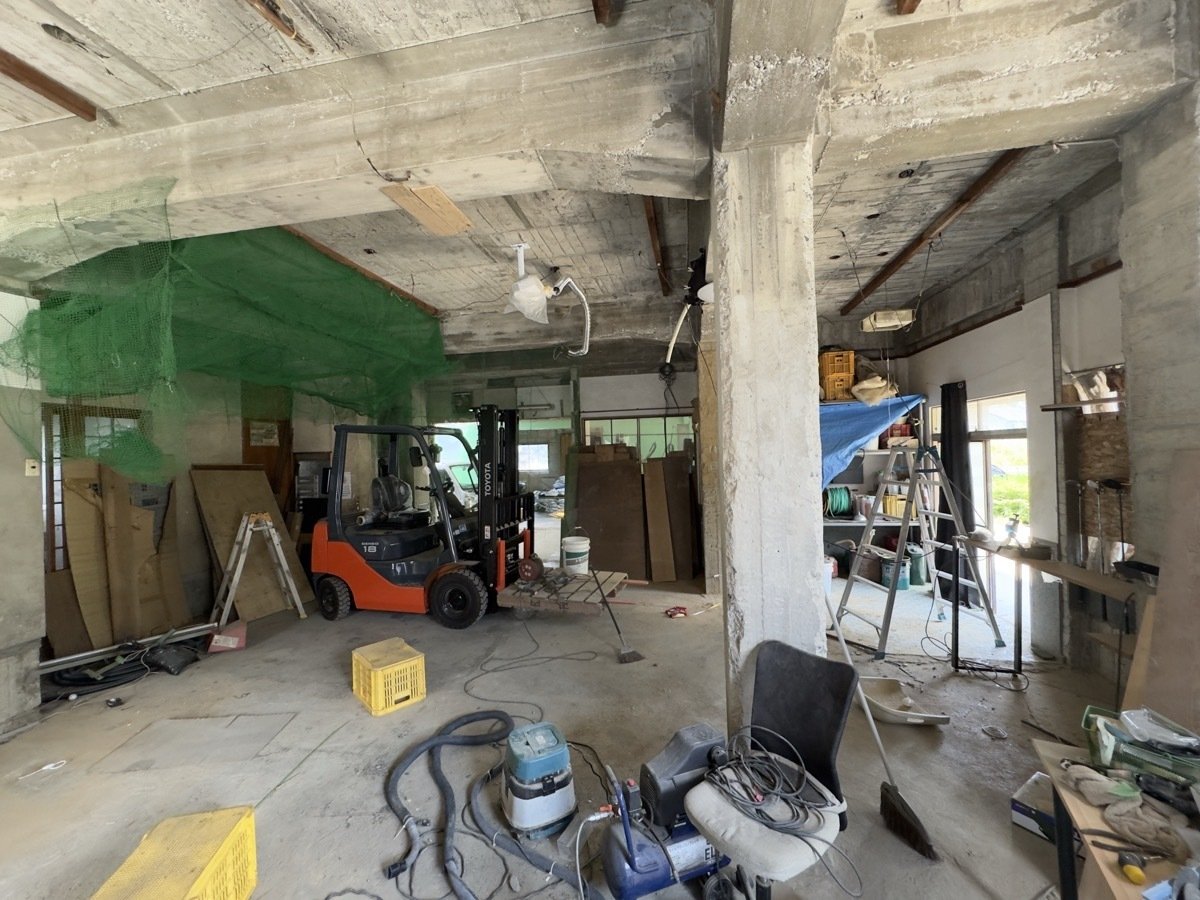 「築50年の空き家を、DIYで『シミュレーションゴルフ場』に変える：前編（絶望の削り・塗装編）」｜海外ガレージトレンドをDIYで再現したい