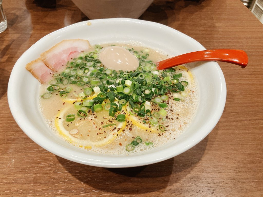 【九州ラーメンめぐり vol.55】人生初！レモン×豚骨の奇跡の組み合わせが予想外に美味しすぎた。『麺也オールウェイズ 万屋店』｜Dr.なん ...