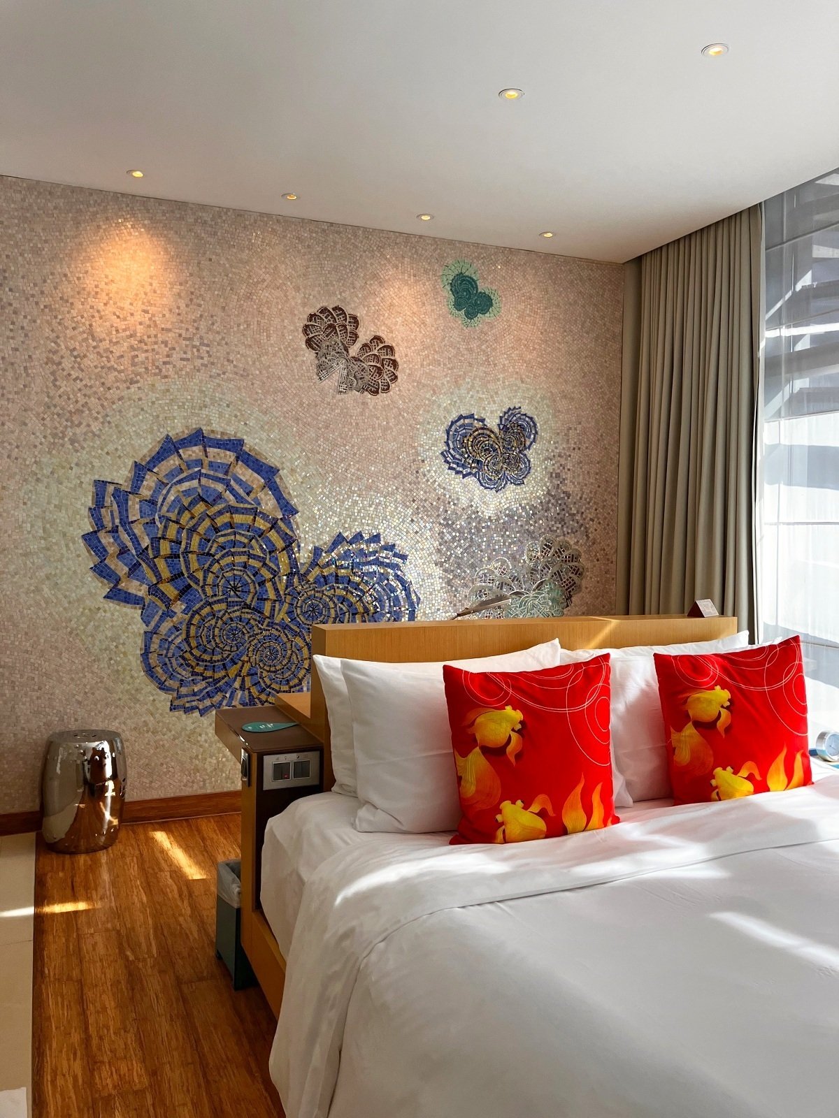 モザイクタイルが美しいスタイリッシュホテル～ホテルインディゴ香港アイランド｜ATSUKO KUSHIMA