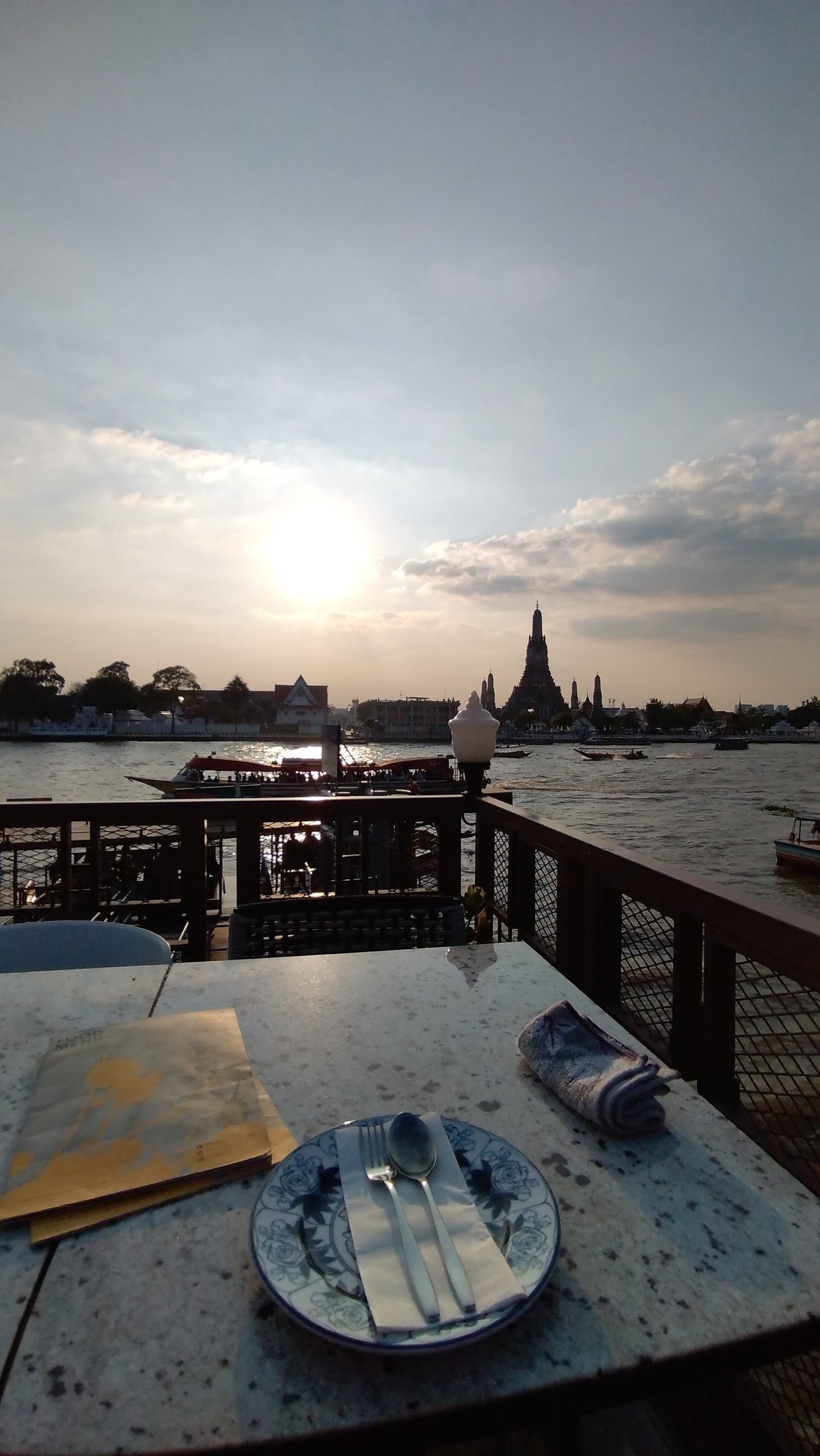 【海外旅行記】'25冬休み 初めてのタイ4泊6日🇹🇭⑩ワット・アルンビューのディナー｜TRIP_YUKO｜お出かけジャンキー