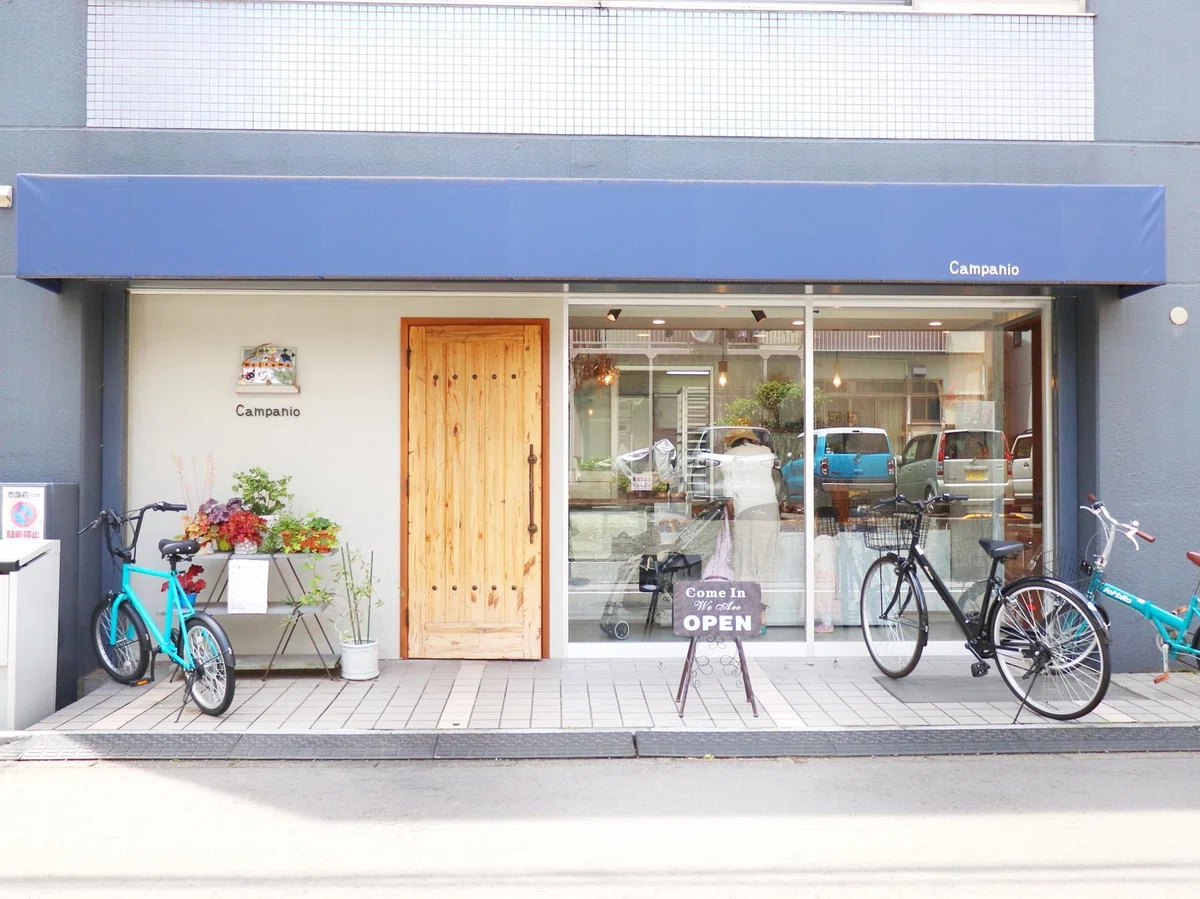 「具の量が尋常じゃない」店主がそう話す「肉が豪快にはみ出た照り焼きチキンサンド」を食べてみた『Campanio（カンパニオ）』｜ころんころ