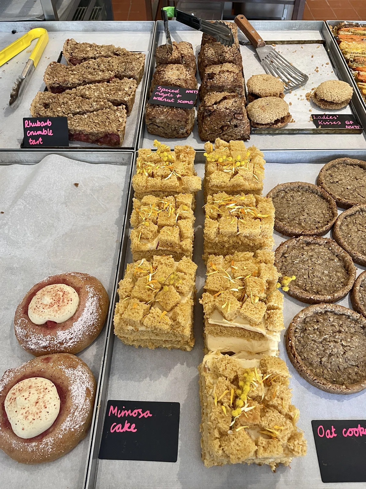 南仏のミモザの景色から心が飛んだ、ロンドンで食べたミモザケーキ｜川村明子
