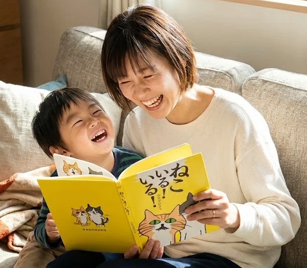 たなかひかる『ねこいる！ いる！』レビュー！親子で爆笑する「頭が良くならない絵本」シュールな魅力の正体｜しおり｜図書室と教室のあいだ 1977