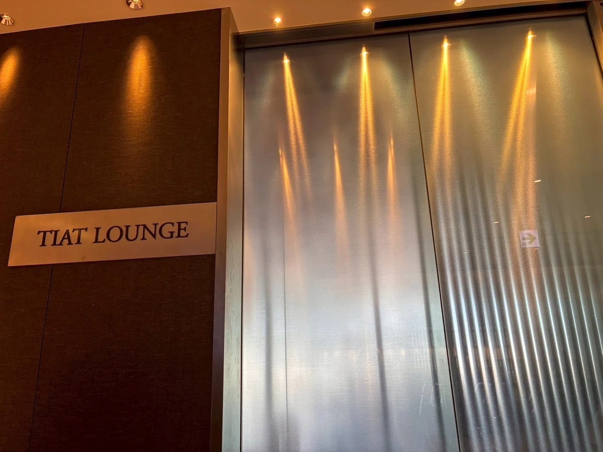 【羽田空港】TIAT LOUNGEを写真レビュー！プライオリティパスで入れる？SKY LOUNGEとの違いまで徹底解説｜ラグジュアリー体験記