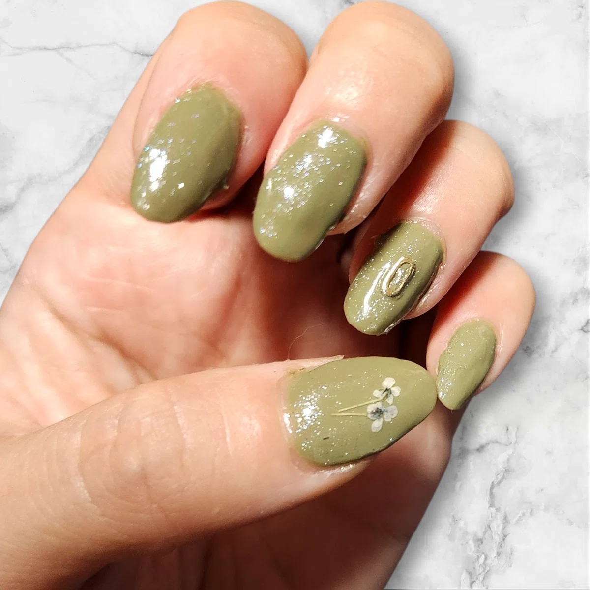 [Self-Nail Log] #18 Pressed Flower Khaki Nails｜Chell.