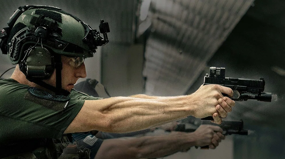プロとアマを分かつ一ミリの差：GBRS Groupが説く『マスターグリップ』の真髄 GCPD SWATトレーニング ｜OCT STRATEGIC