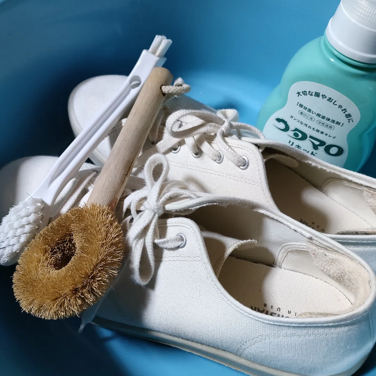How to Wash White Sneakers Without Turning Them Yellow｜ふわほワークス