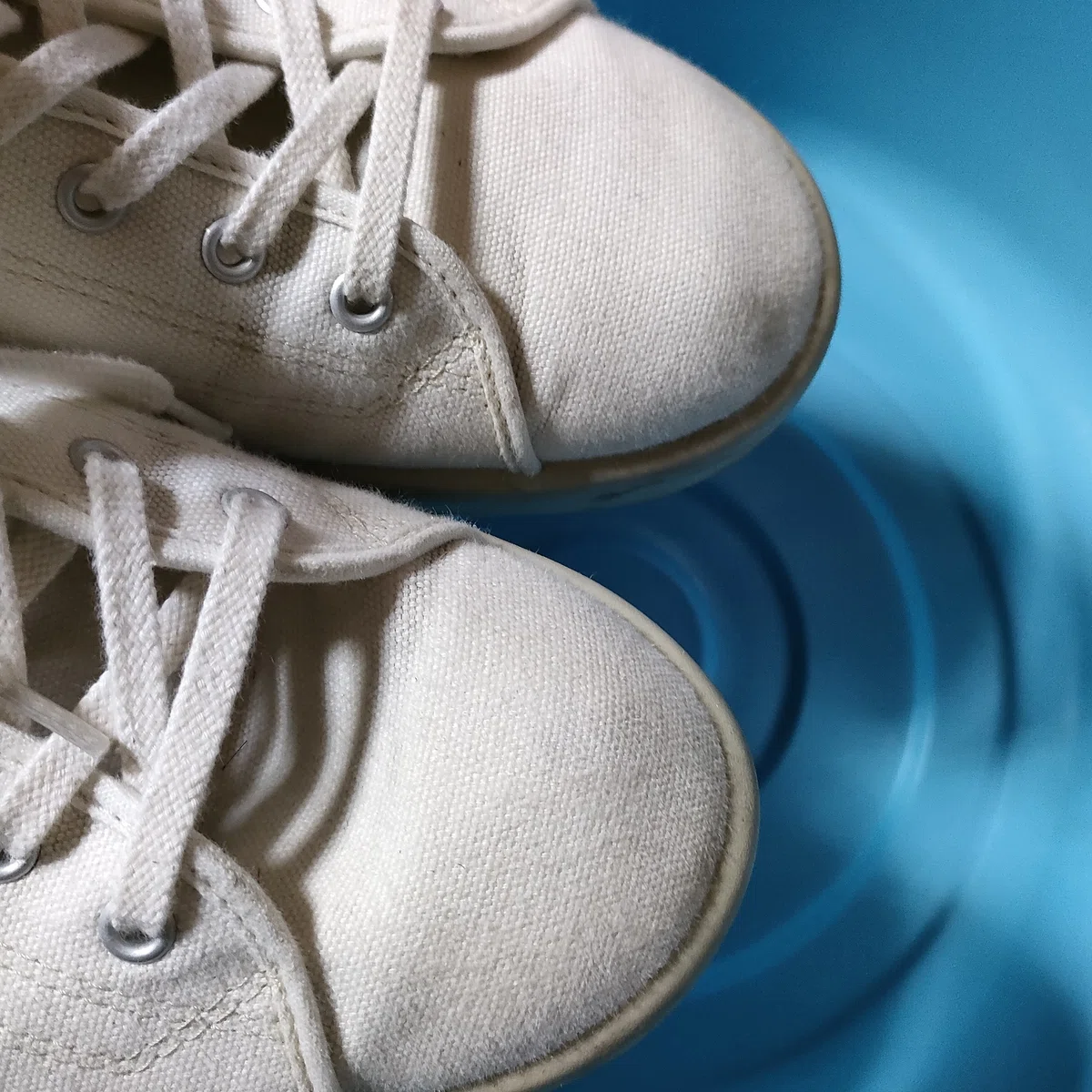 How to Wash White Sneakers Without Turning Them Yellow｜ふわほワークス