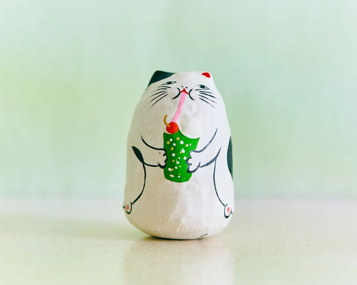 The Looking-Up Suction Cat | Irresistibly Adorable Palm-Sized Folk Art ...