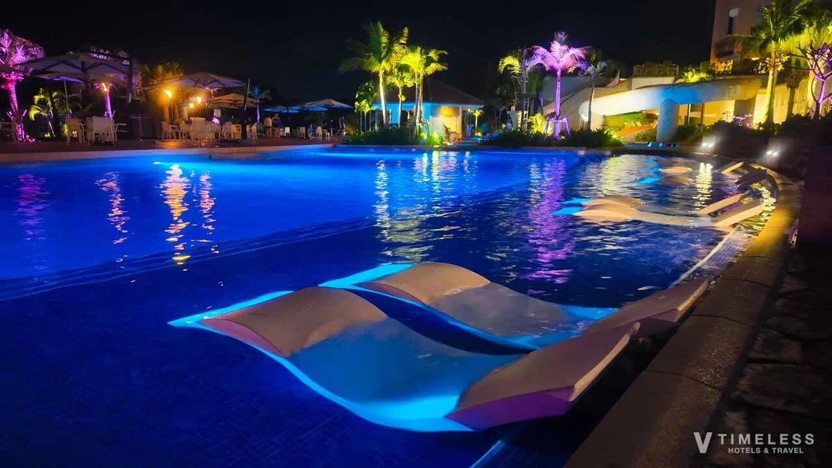 [Oriental Hotel Okinawa] One of Okinawa's best club lounges x a 170m ...