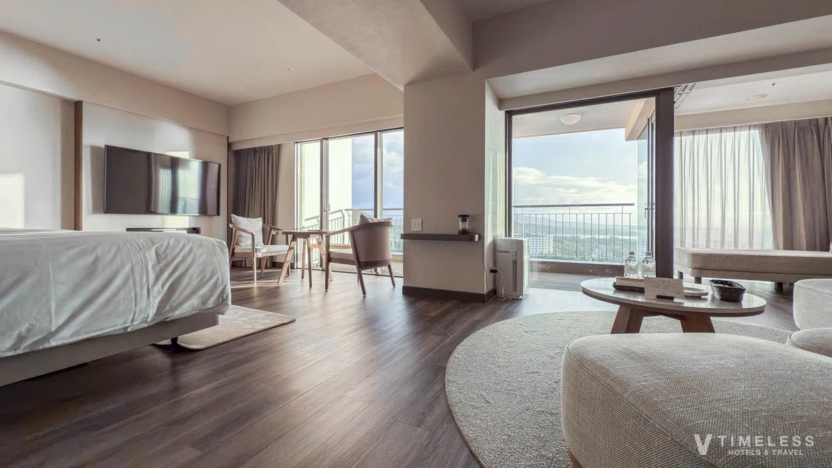 [Oriental Hotel Okinawa] 68㎡ Club Ocean Premium | The sunset seen from ...