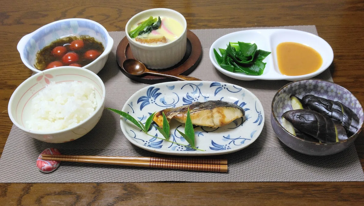 サワラ焼きや茶碗蒸し、ぬか漬けなどで夕食｜ume