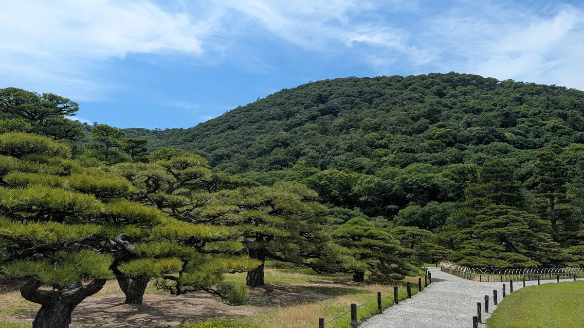 【ジミー＆チャッピーの高松さんぽ】第1回：世界が認めた庭園美、緑きらめく特別名勝・栗林公園へ！｜中村 明敬（なかむら あきのり）