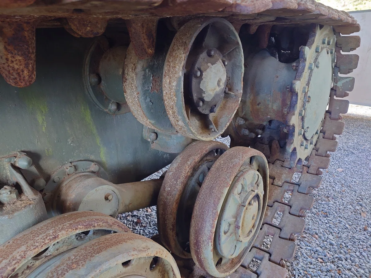Weathering tank tracks using easily accessible paints with reference to ...