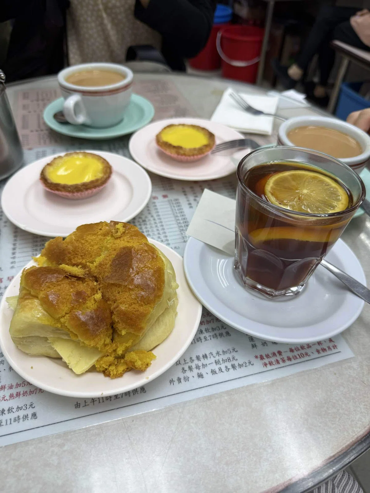 ミルクティーの街・香港に、なぜおしゃれなコーヒーショップが増えたのかな｜料理研究家 外処佳絵｜PANDAKITCHEN
