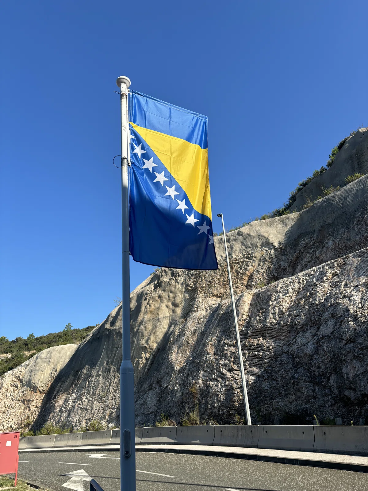 世界遺産の橋で、ダイバーを2時間待った。結局、飛ばなかった。世界半周 Day27 🇧🇦 ボスニア・ヘルツェゴビナ / モスタル｜AIと旅するhiro