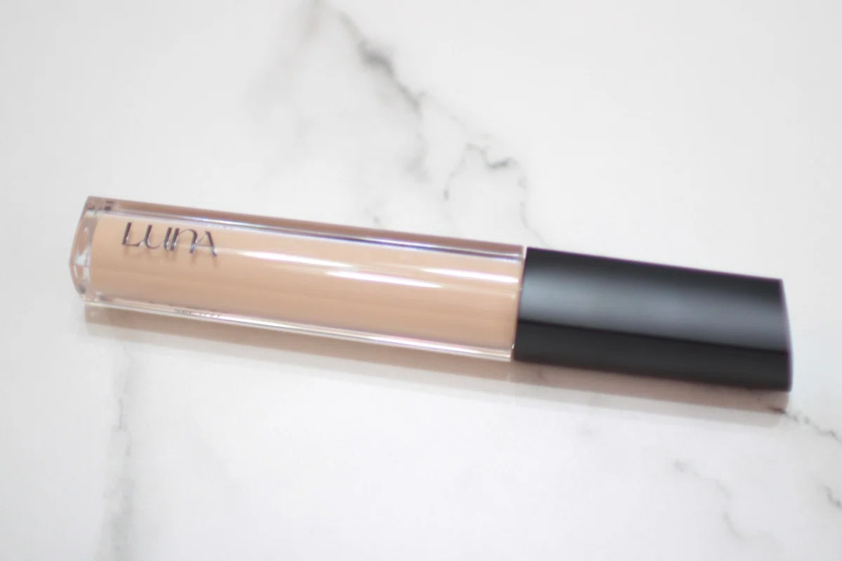 Makeup to Naturally Hide Acne | High-Coverage Liquid Concealer & Brush ...