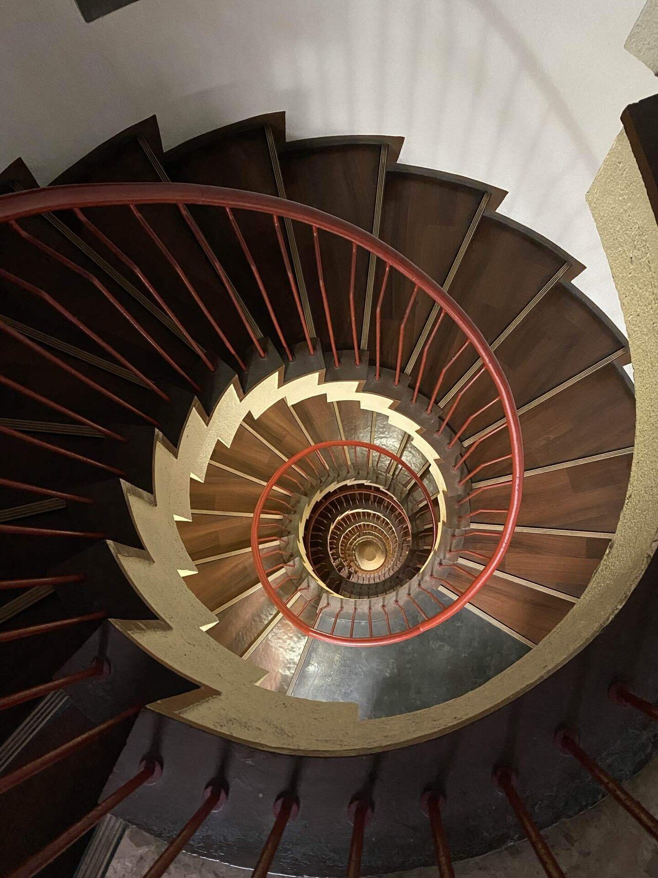 東京建築巡り〜1973年竣工の美しすぎる螺旋階段 ｜東京の建築&アート巡りオタク@tanrock