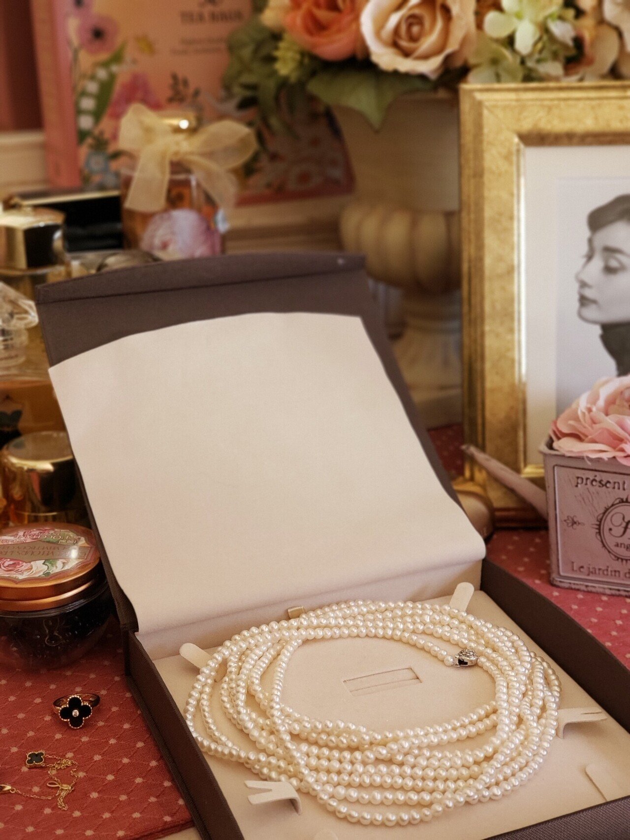 探し物。 旅行 ️に持っていく筈のベビーパールのネックレスが見当たらない。そこから3時間探した。でもない。そして諦めたとたん、何度もみた筈のクローゼットの後ろ側に滑り落ちていたのを発見 ...