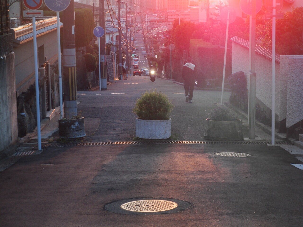 久しぶりに大阪京都府境二箇所目行きました。ここも境界線には丸い花壇が3つ並んでます。2枚目は京都府八幡市から見た大阪府枚方市で3枚目はその逆