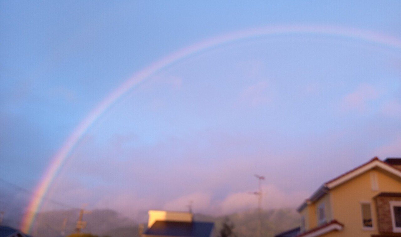 雨があがって、夕日。 久しぶりにしっかりとした虹を観ました。|かとも🍰