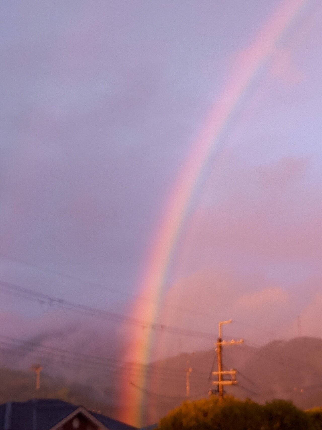 雨があがって、夕日。 久しぶりにしっかりとした虹を観ました。|かとも🍰