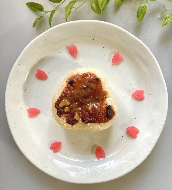 ＊今日のおにぎり＊ 昨日夕食で作った胡桃味噌だれが余ったので、今朝焼きおにぎりに♪ 今日は朝からバタバタするので、落ち着いてから皆さんの記事読ませてもらいに行きます〜♡｜chisa-rim