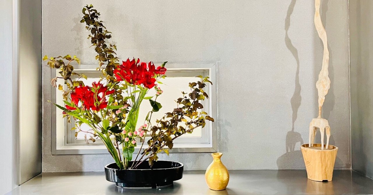 【人生のほんの1日】20230504 おさらいで生けた花を玄関に飾ってみたりとか｜太田敦雄 / 植栽家