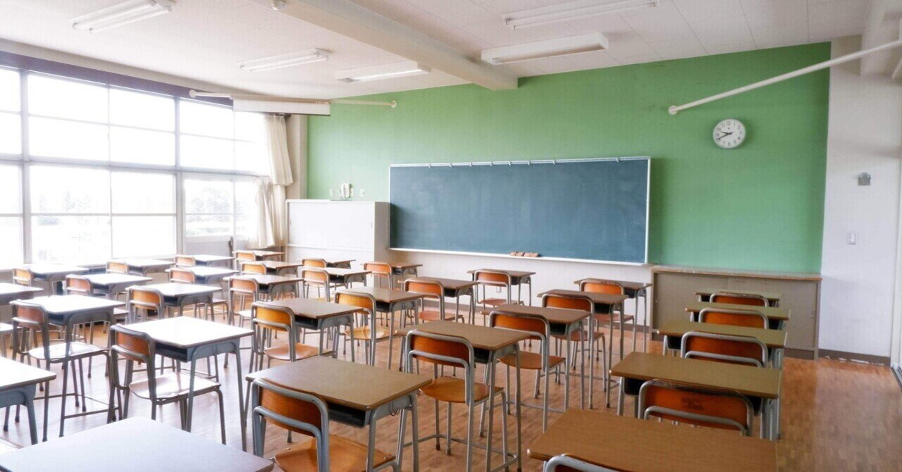 机に座り授業を受ける(軽度知的障害)｜kosodate_handi