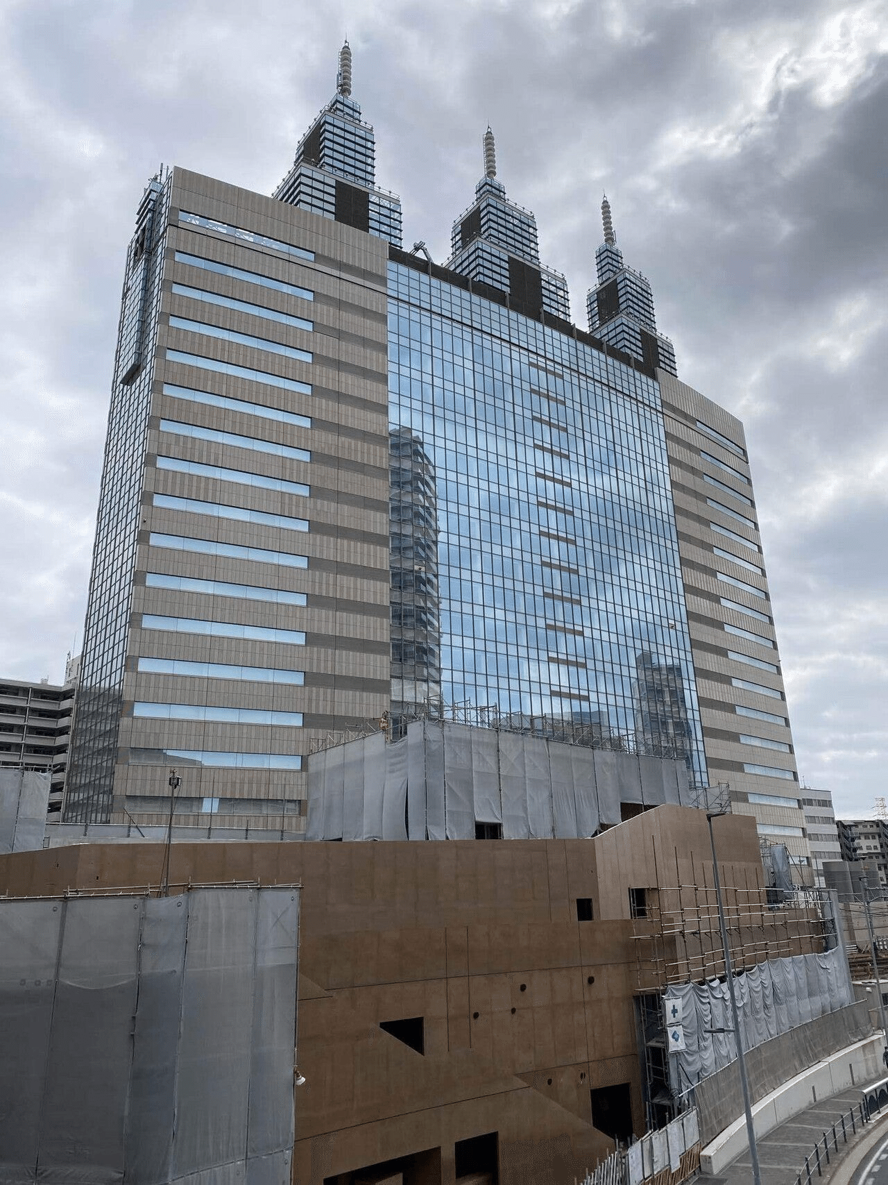 川崎建築巡り〜3つの尖塔を特徴とする建築 ｜東京の建築&アート巡りオタク@tanrock