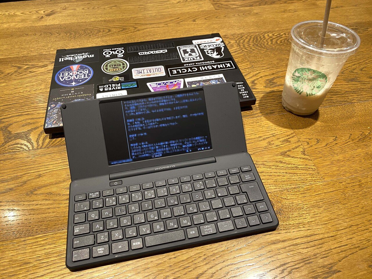 春に購入したpomera、稼働率がかなり高くて嬉しい。PCを持って出かける頻度も少し減った。本当に可愛いやつです。 ｜映像作家 SAHARA