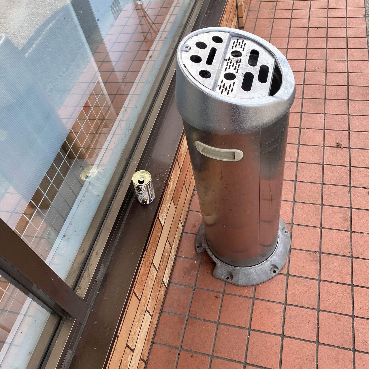 缶はここじゃあ無い次期喫煙所無くなる｜kenji comp