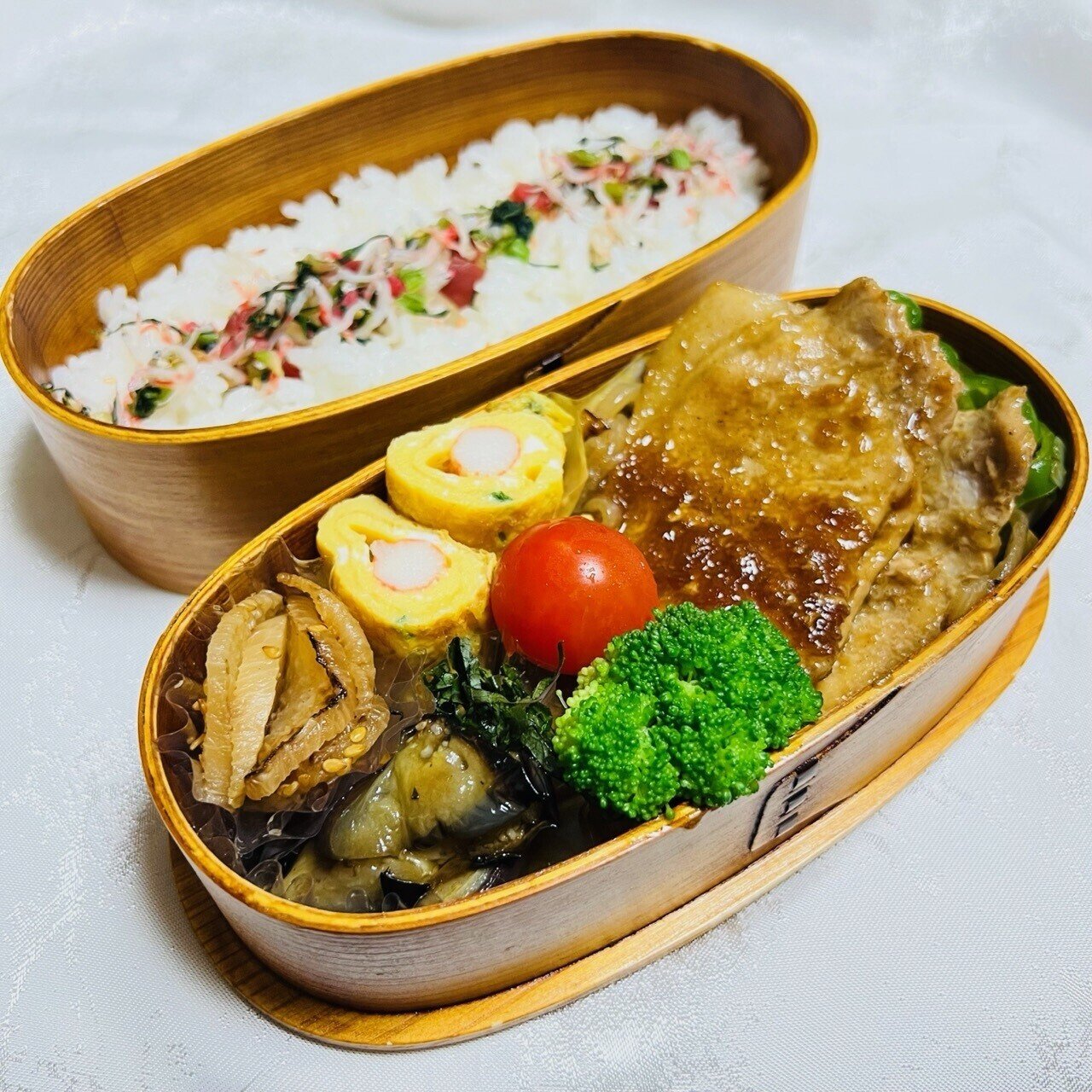 午前4時のお弁当 生姜焼き弁当 お肉の下には玉ねぎとピーマンの炒めたのがたっぷり😁 定番のミニトマトと卵とブロッコリー🥦やはり彩りに必要ね！ ご飯、梅ちりめん、豚の生姜焼き、玉ねぎピーマン炒め ...